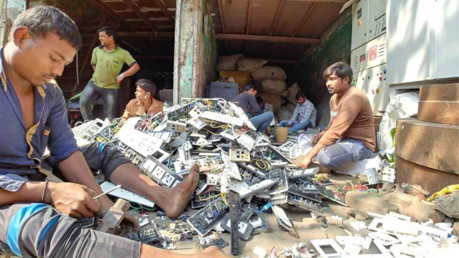 Executing Effective E-Waste Collection Drives - Earth5R